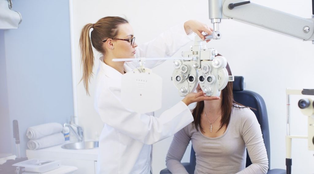 اصطلاحات چشم پزشکی که نسخه خوانی را برای شما آسان می کند • KOMOLIFE