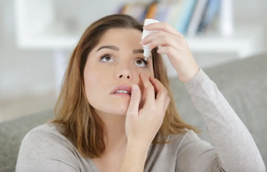 علت قرمز شدن چشم چیست ؟ روش خانگی درمان آن - KOMOLIFE