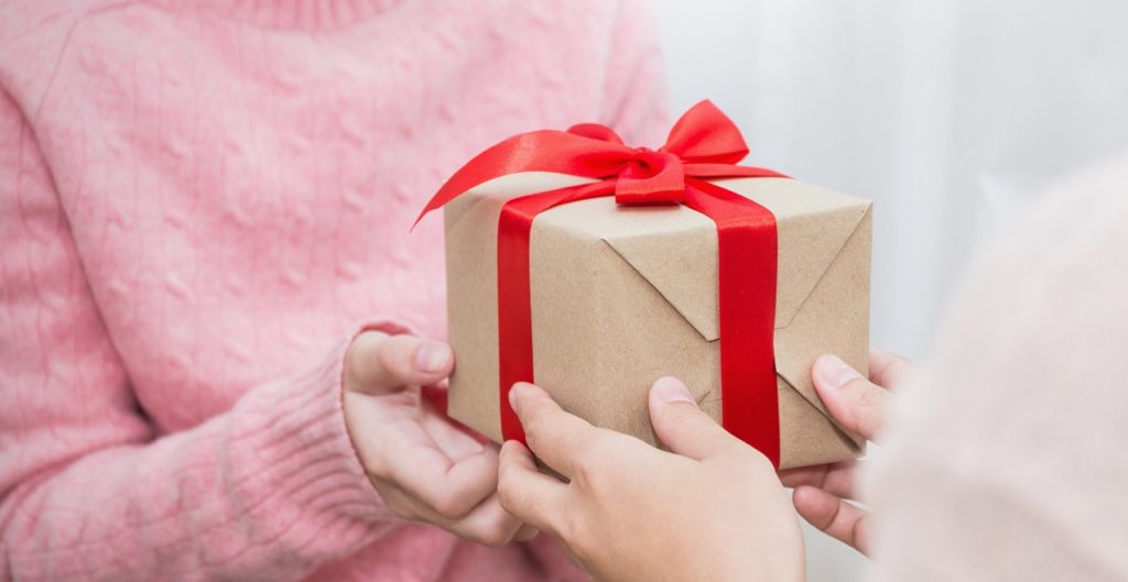 کادوی ولنتاین برای دختر و پسر چی بخریم ؟ 100 ایده ی جذاب - KOMOLIFE