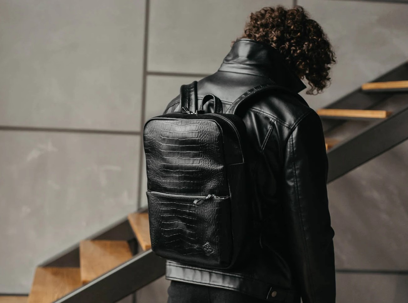 ویژگی های کوله پشتی مسافرتی مردانه خوب و کاربردی - KOMOLIFE