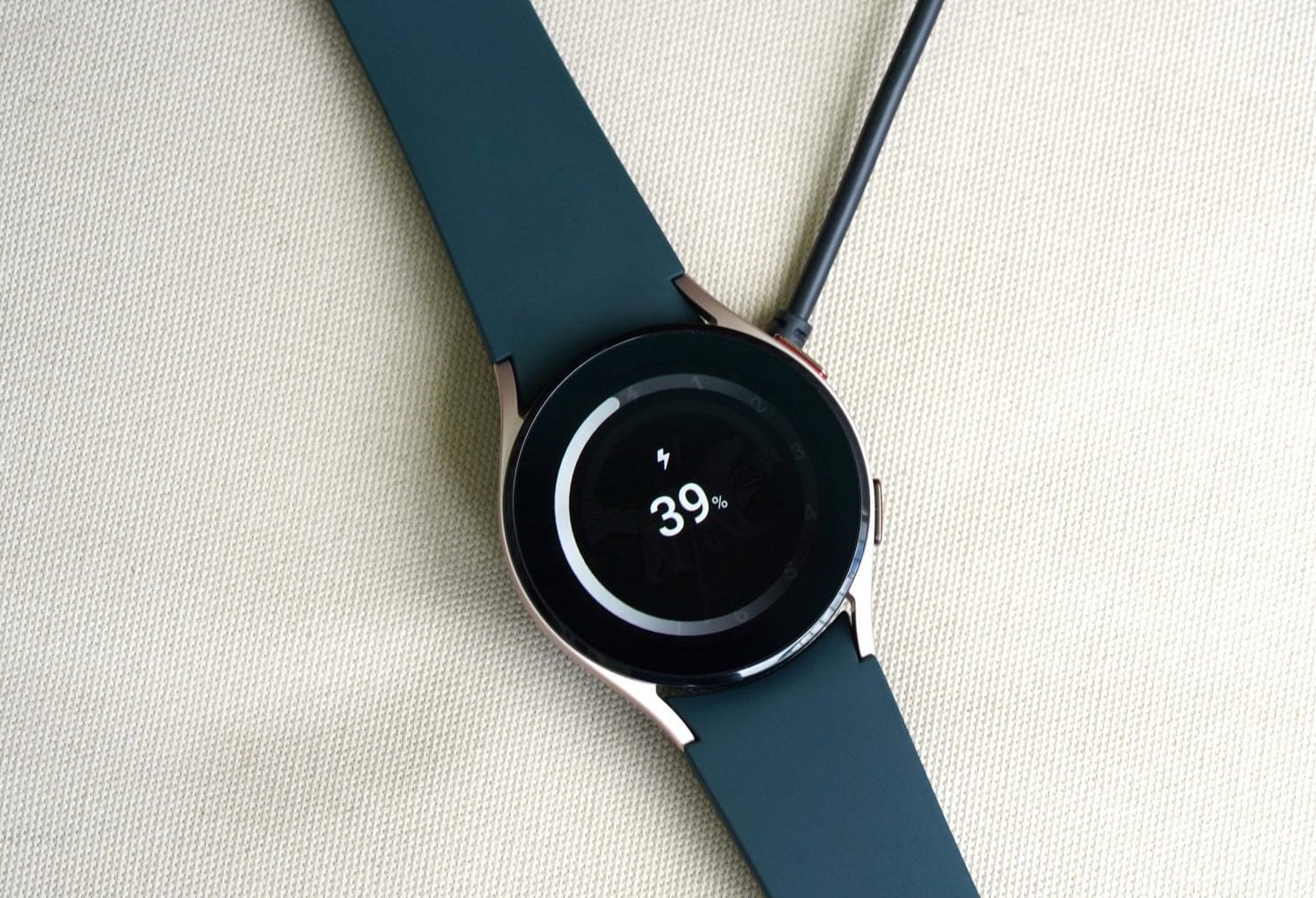 علت داغ شدن ساعت هوشمند هنگام شارژ و روش رفع آن - KOMOLIFE